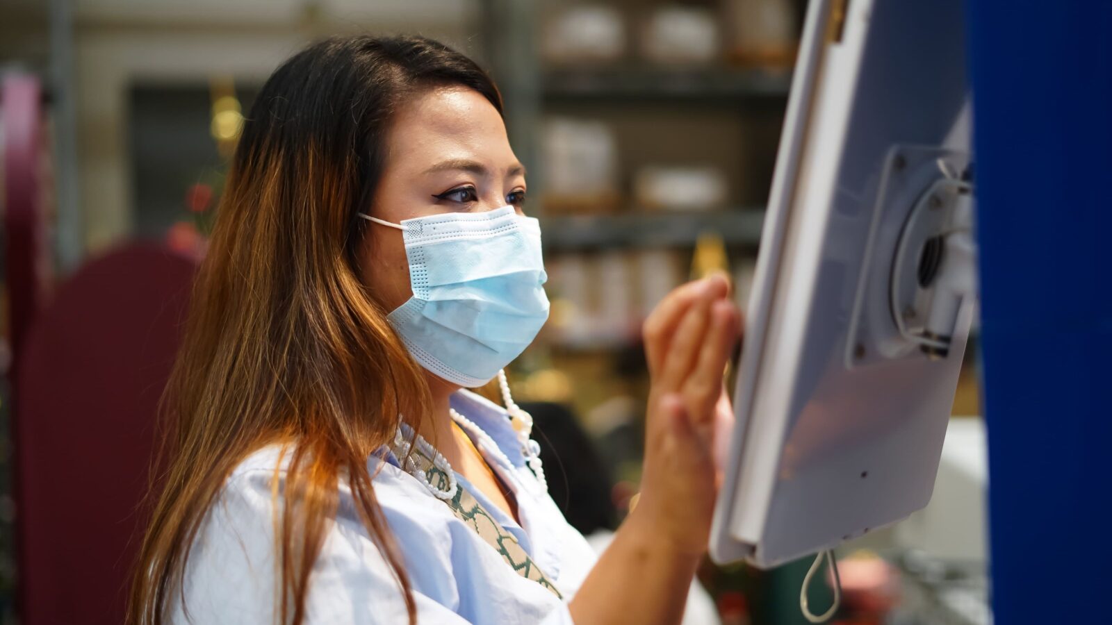 Pros and Cons of Self-Service Kiosks in Healthcare Settings